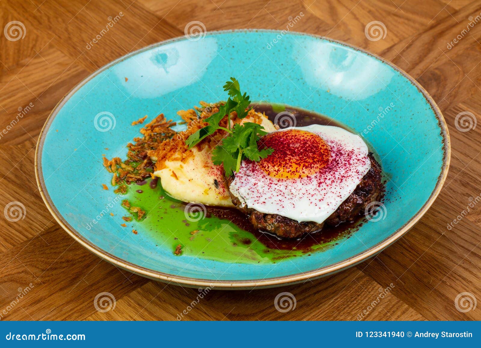 Filete asado con el huevo foto de archivo. Imagen de parrilla - 123341940