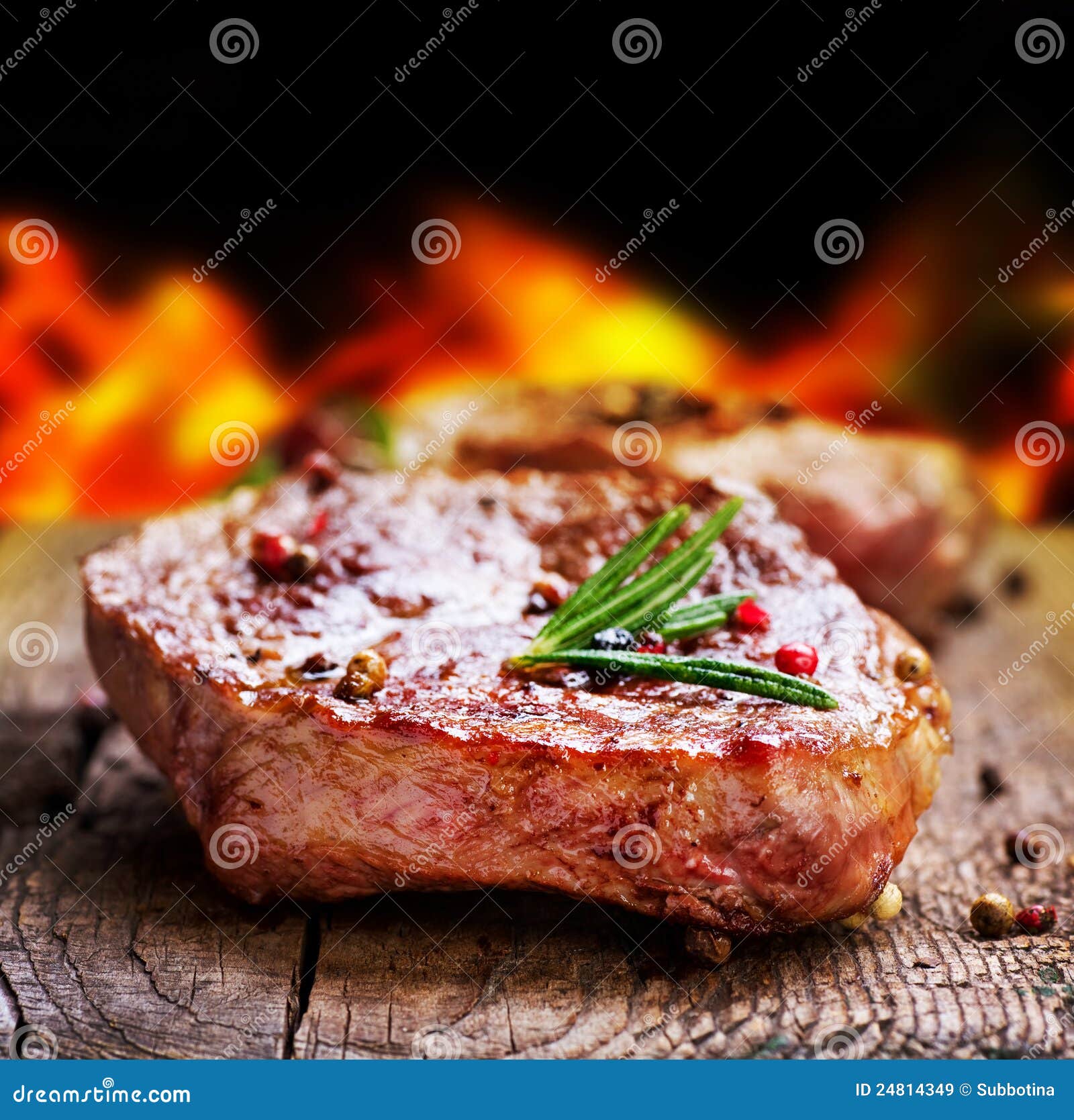 Filete asado a la parilla imagen de archivo. Imagen de romero - 24814349