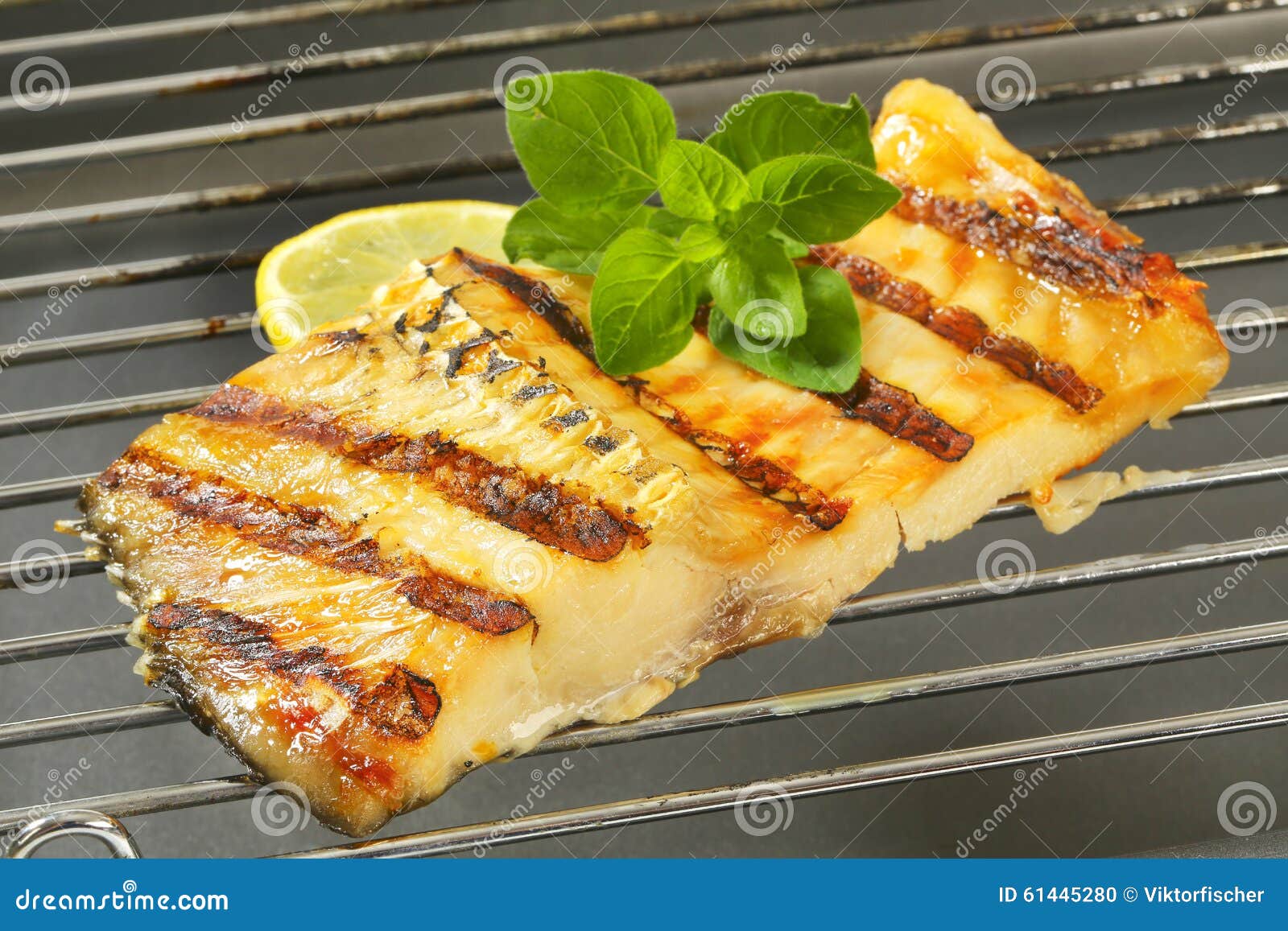Filete Asado a La Parilla De La Carpa Foto de archivo - Imagen de ...