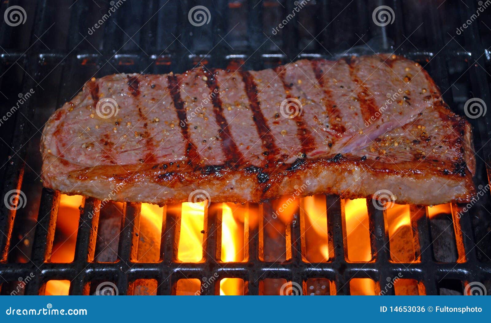 Filete Asado a La Parilla Llama Foto de archivo - Imagen de parrilla ...