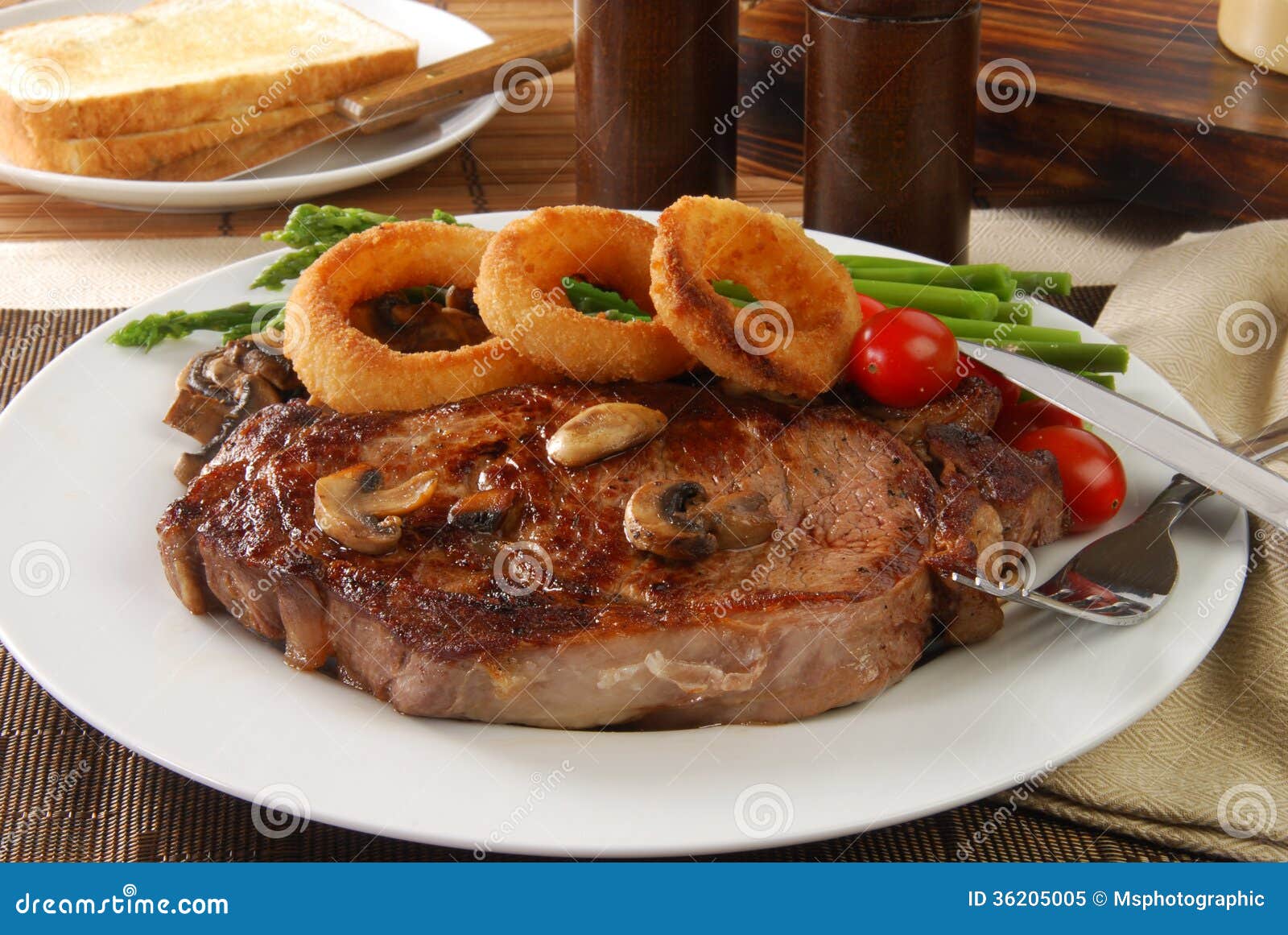 Filete Asado a La Parrilla Con Los Anillos De Cebolla Imagen de archivo ...