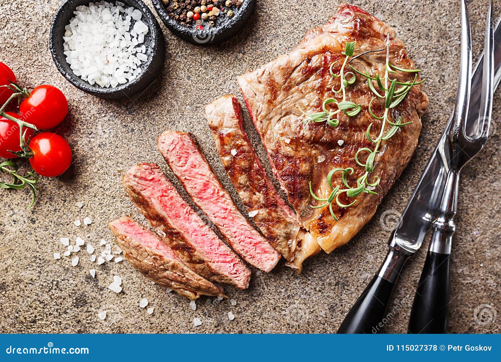 Filete Asado a La Parrilla Hecho Foto de archivo - Imagen de hierba ...