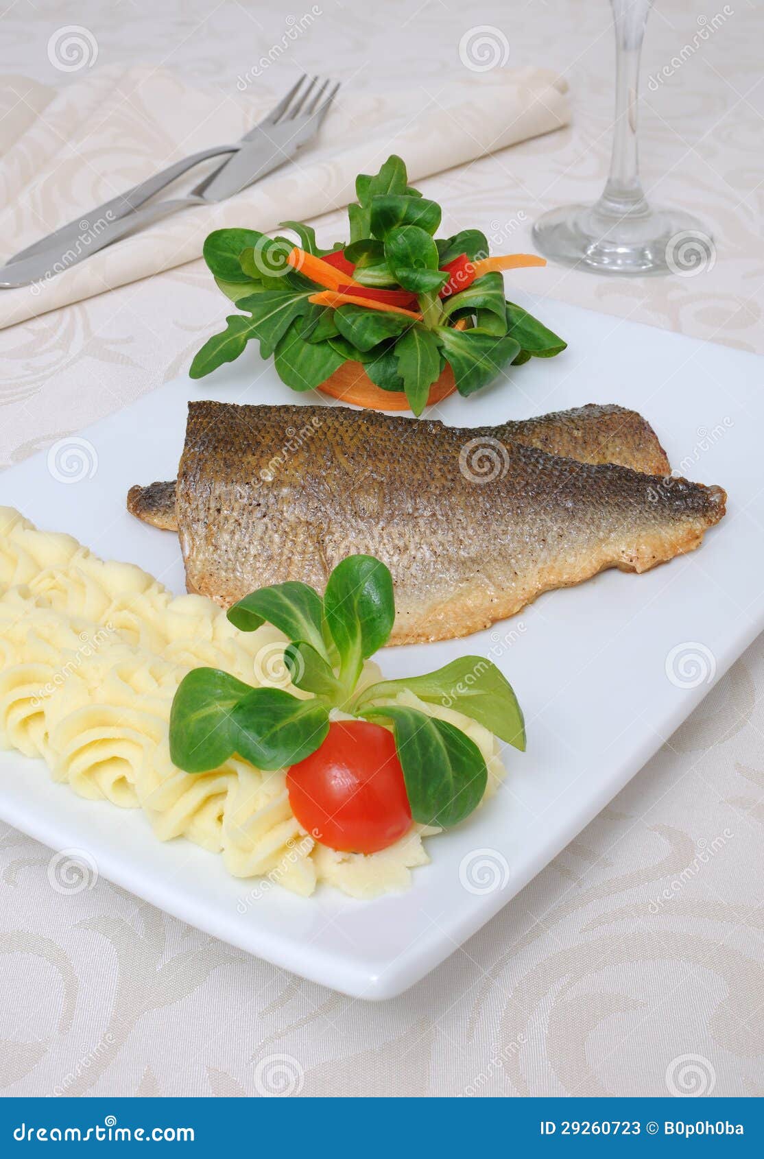 Filete cocido de la lubina imagen de archivo. Imagen de abadejo - 29260723