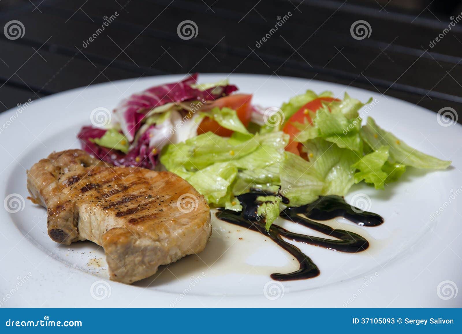 Filete Con La Ensalada En La Tabla Imagen de archivo - Imagen de comida ...