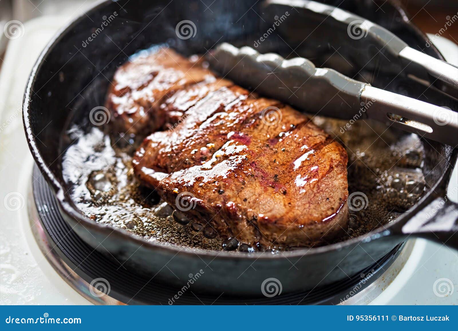 Filete De Angus Frito En Molde Del Hierro Imagen de archivo - Imagen de ...