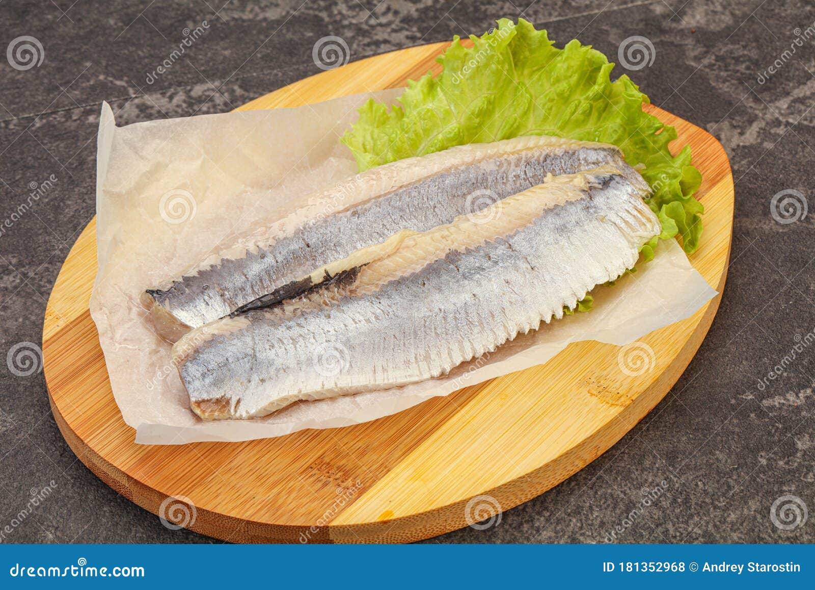 Filete De Arenque Con Hojas De Ensalada Foto de archivo - Imagen de ...