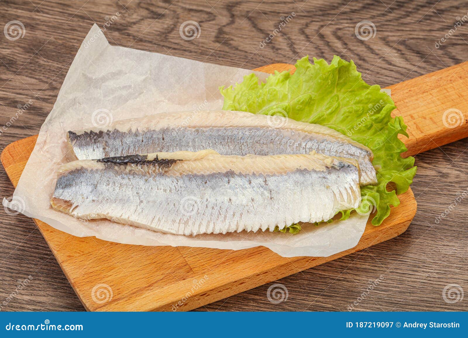 Filete De Arenque Con Hojas De Ensalada Imagen de archivo - Imagen de ...