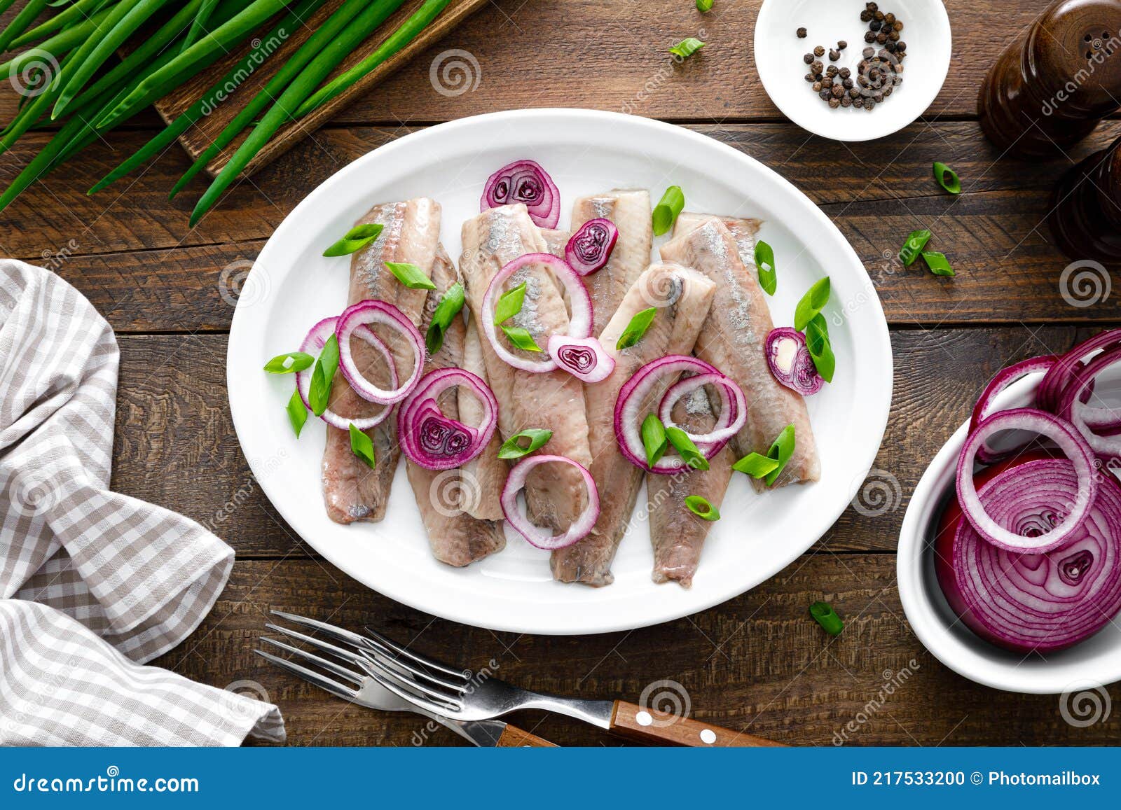 Filete De Arenque Marinado Salgado Com Cebola Na Chapa Foto de Stock ...