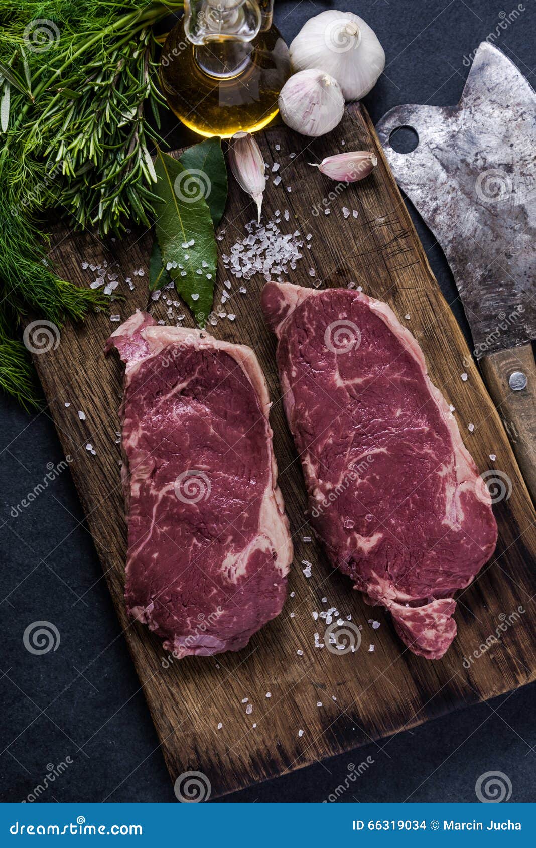 Filete De Carne De Vaca De Angus En El Tablero De Madera Foto de ...