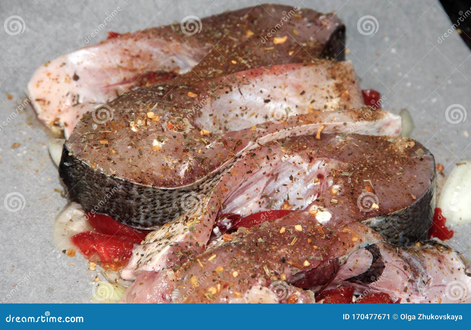 Filete De Carpa De Plata Con Especias Y Pimienta Roja Imagen de archivo ...