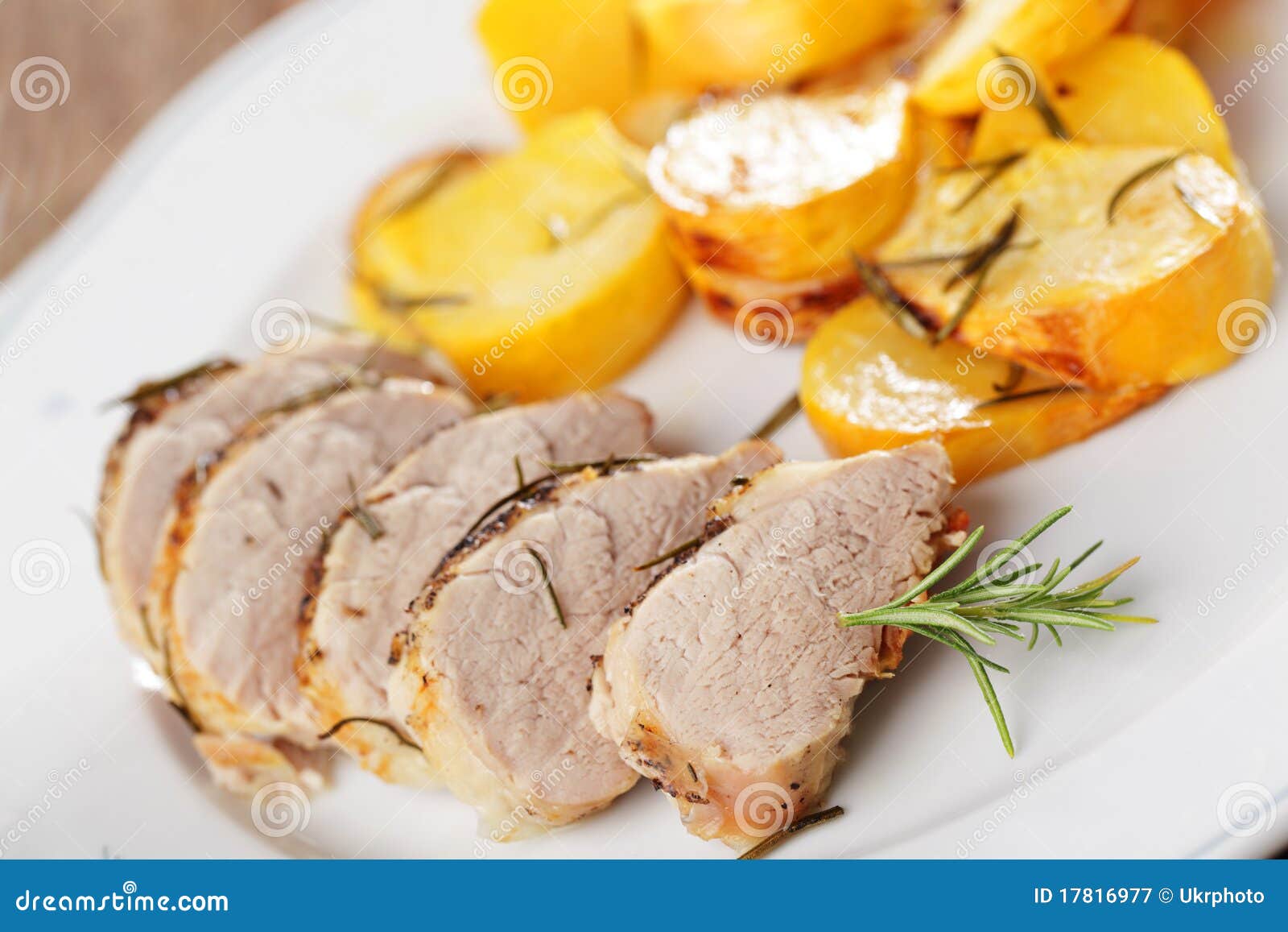 Filete De Cerdo Con El Nabo Cocido Al Horno Imagen de archivo - Imagen ...