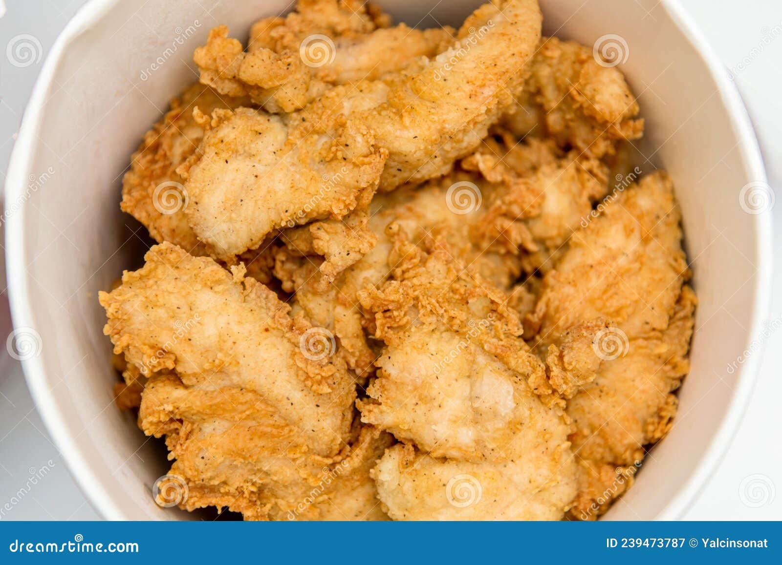 Filete De Frango Assado No Balde. Fritas De Frango Frito Com Balde De ...