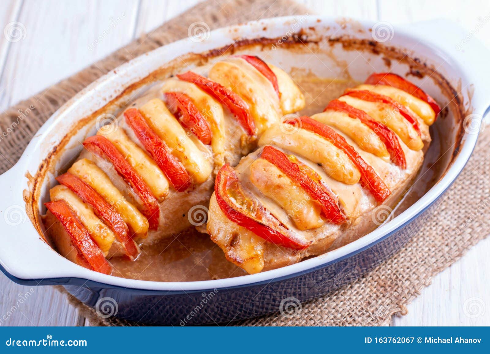 Filete De Frango Cozido Com Tomate E Queijo Cheddar Imagem de Stock ...