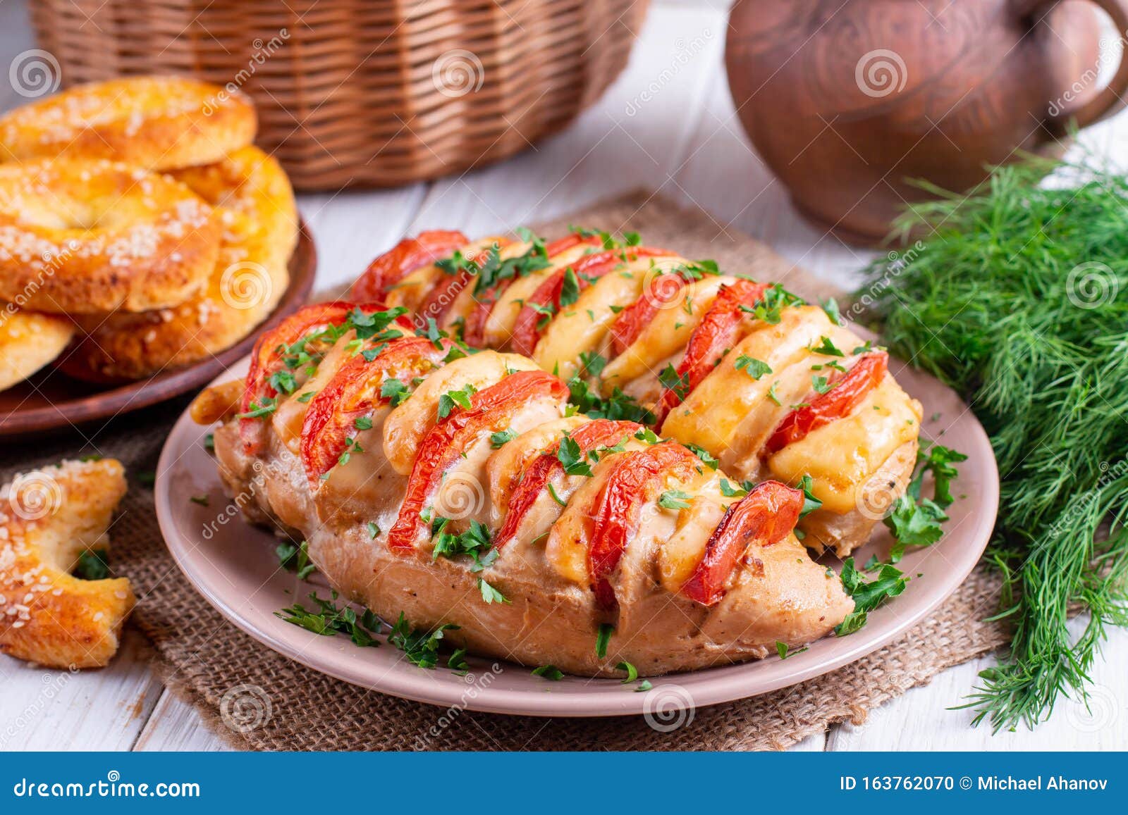 Filete De Frango Cozido Com Tomate E Queijo Cheddar Foto de Stock ...