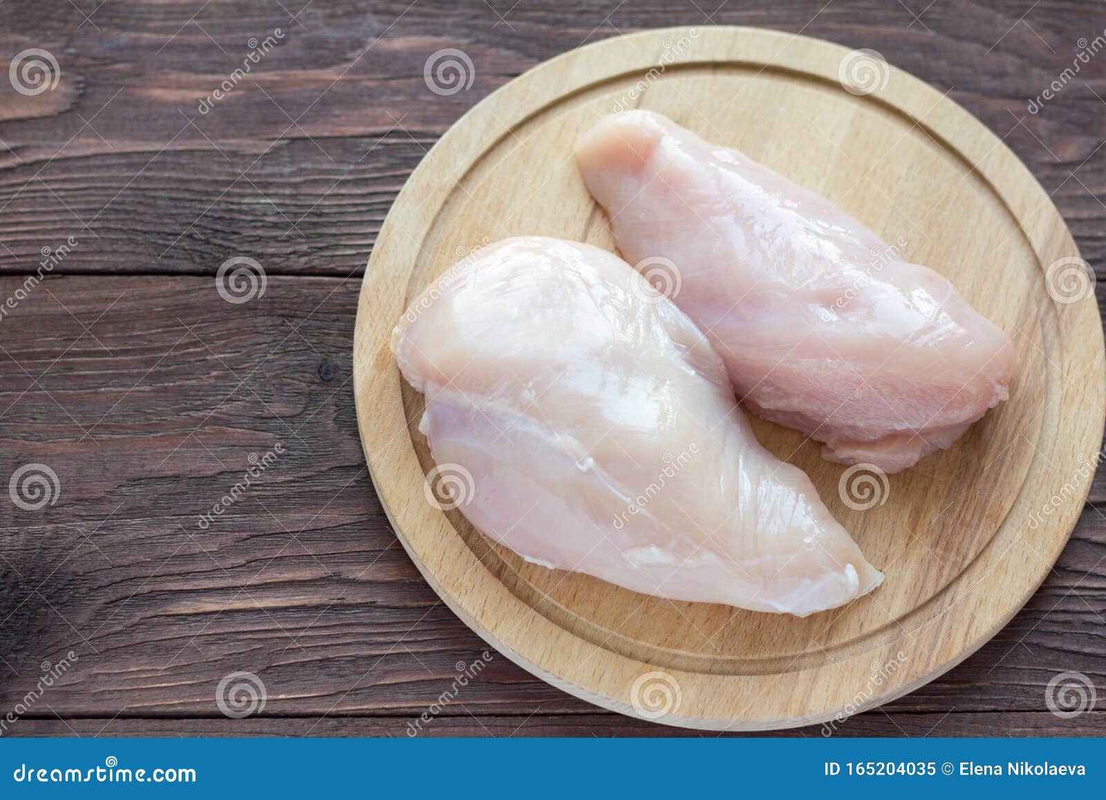 Filete De Frango Em Bruto Numa Prancha De Corte De Madeira Imagem de ...