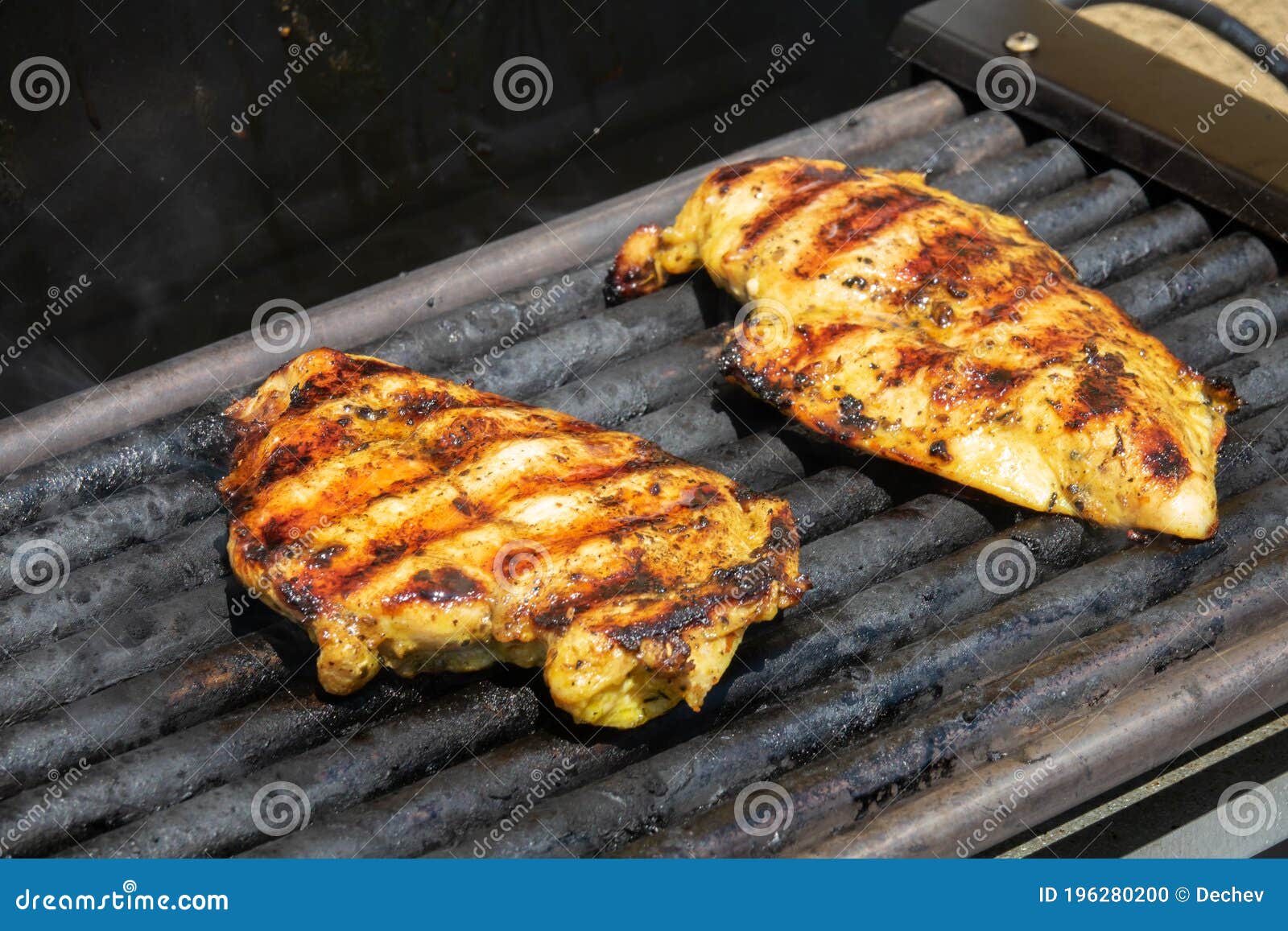Filete De Frango Na Grelha. Peito De Frango Grelhado Foto de Stock ...