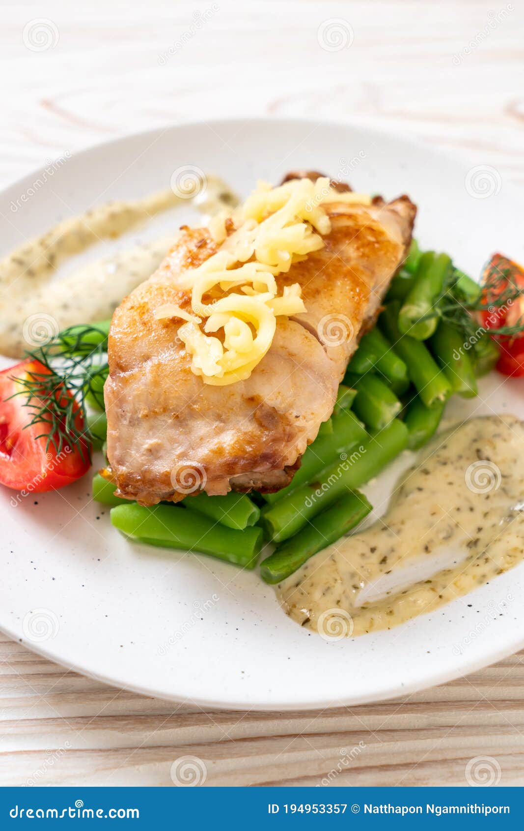 Filete de pargo imagen de archivo. Imagen de ensalada - 194953357