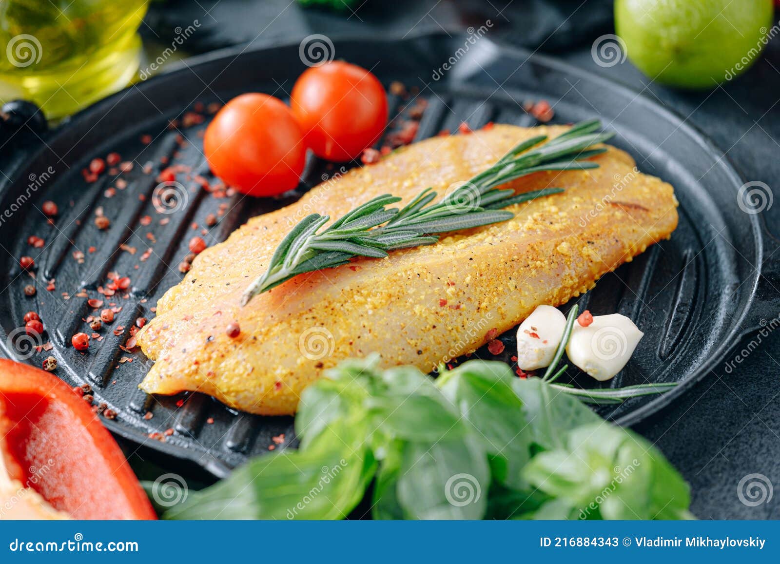 Filete De Peru Cru Com Especiarias E Azeite Pronto a Grelhar Imagem de ...