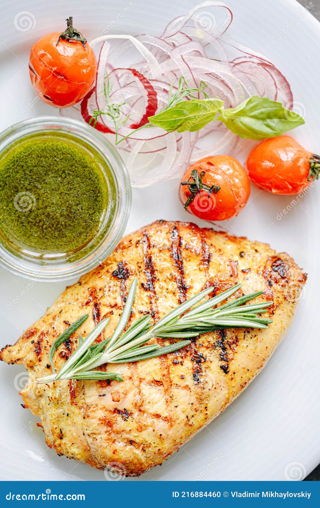 Filete De Peru Frito Com Molho Grelhado E Cebolas Picadas Foto de Stock ...