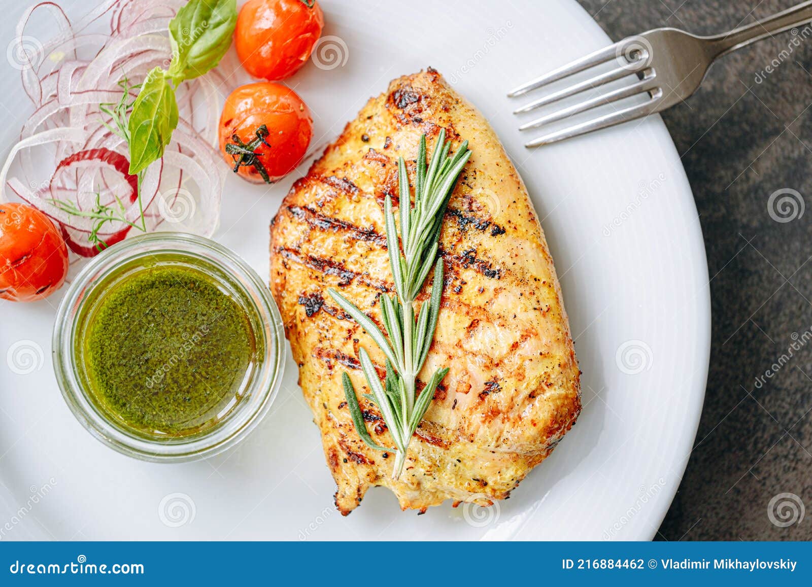 Filete De Peru Frito Com Molho Grelhado E Cebolas Picadas Foto de Stock ...