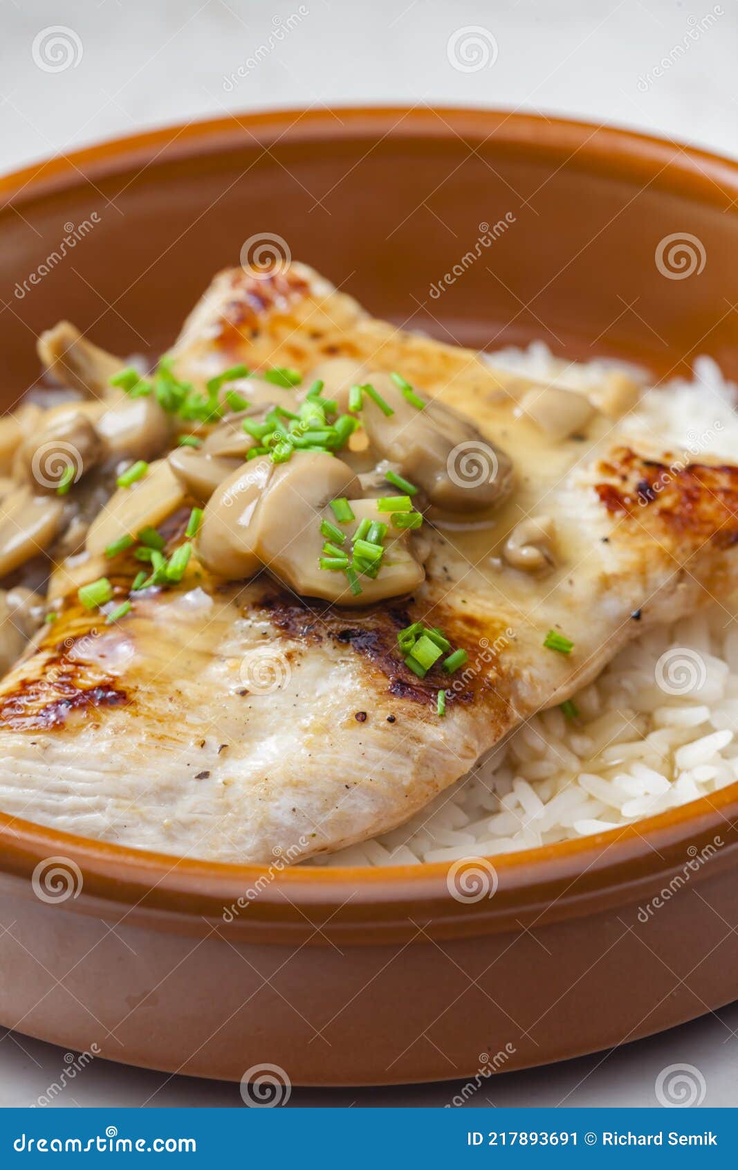 Filete De Peru Grelhado Com Molho De Cogumelos E Arroz Imagem de Stock ...