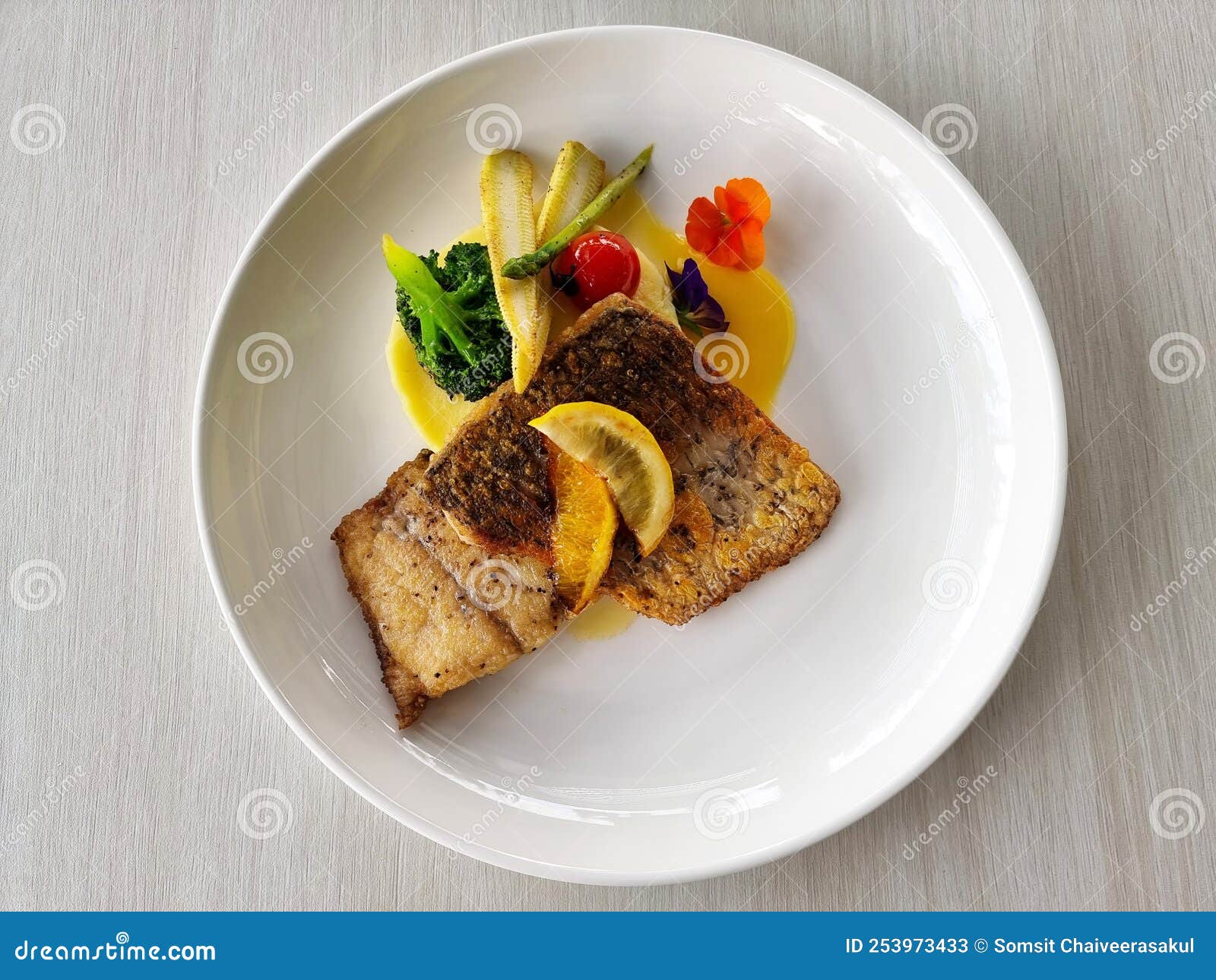 Filete De Pescado De Pargo Con Ensalada Imagen de archivo - Imagen de ...