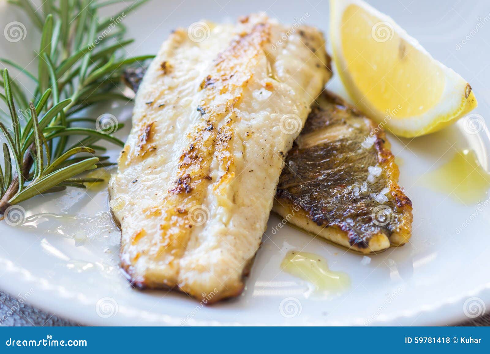 Filete De Pescados Asado a La Parilla Foto de archivo - Imagen de ...