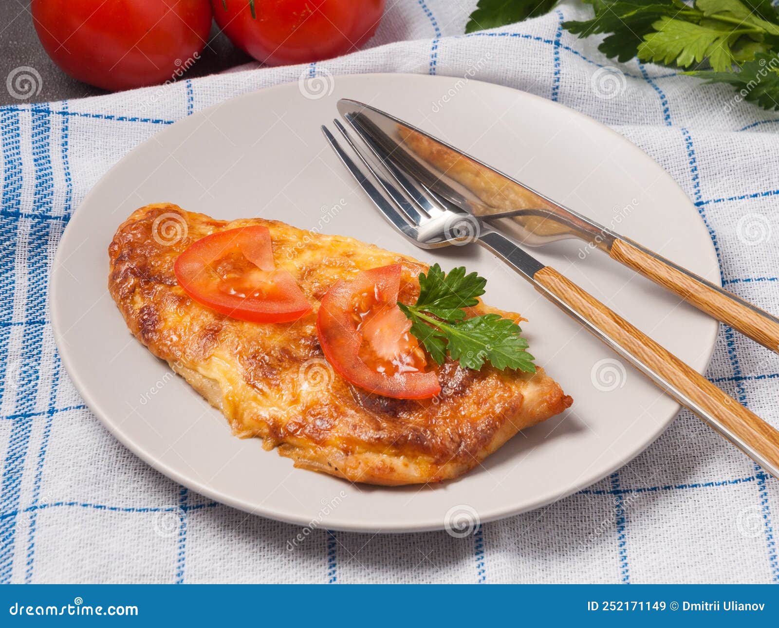 Filete De Pollo Cocido Con Queso Y Tomates Imagen de archivo - Imagen ...