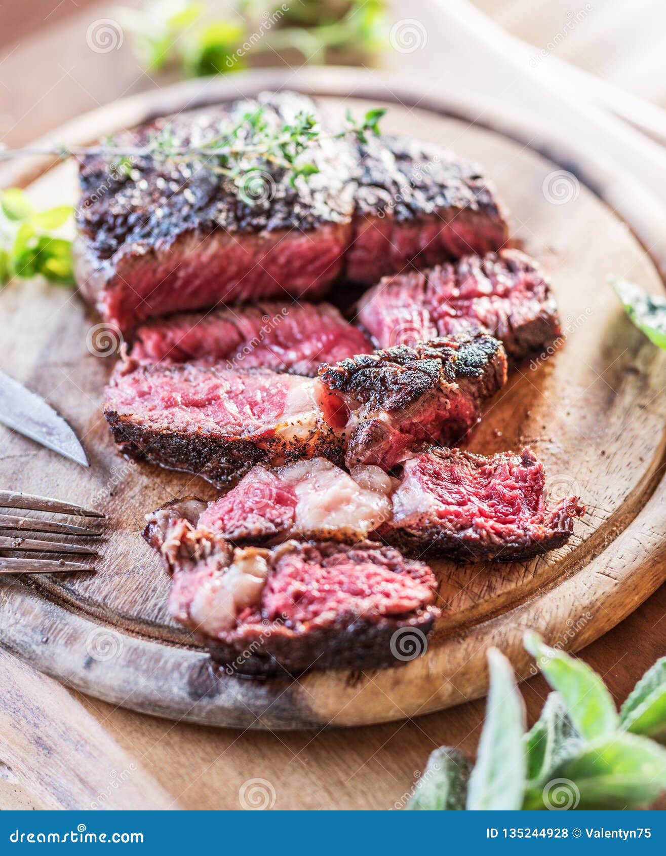 Filete De Ribeye Del Hecho O Filete De Carne De Vaca Foto de archivo ...
