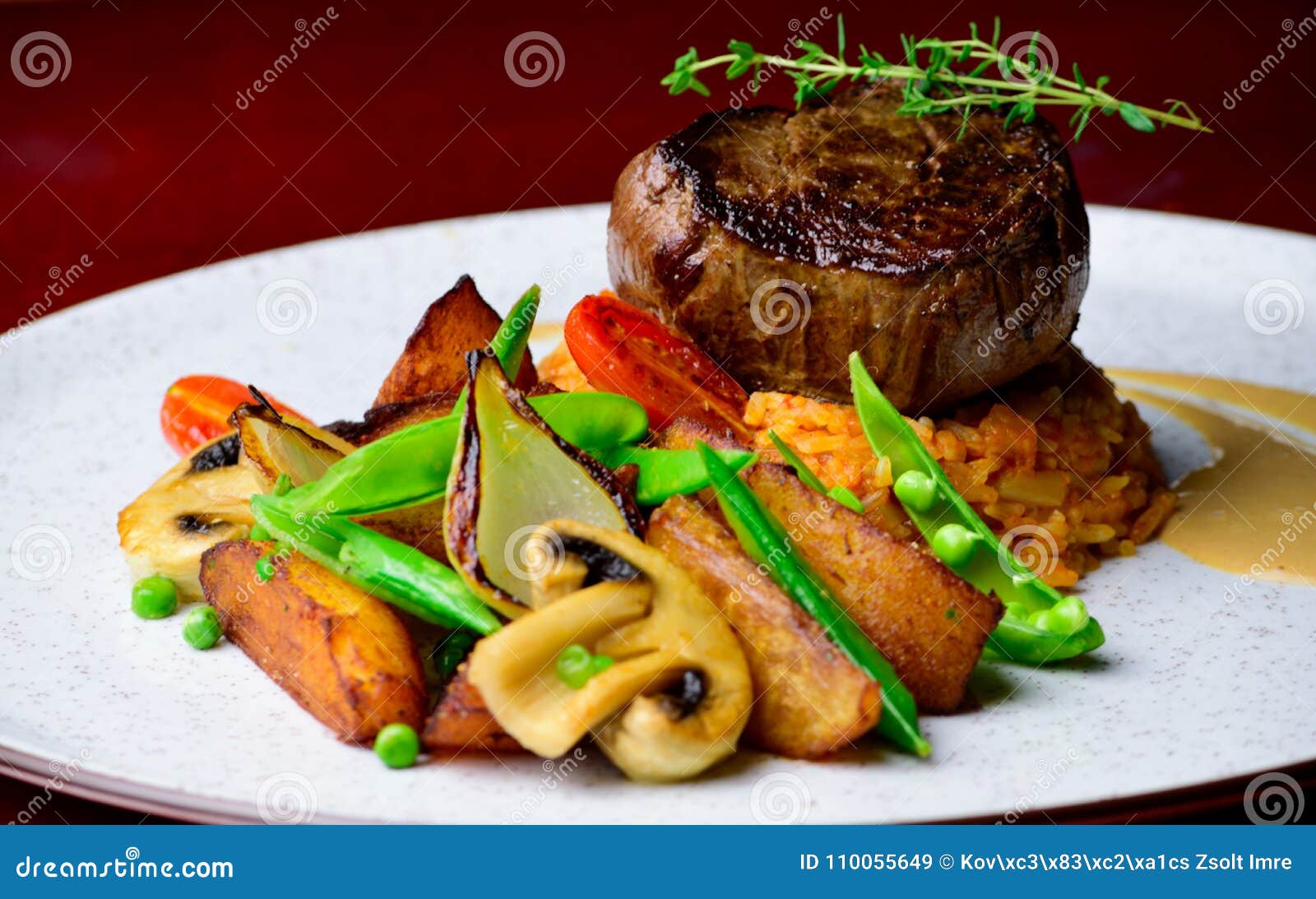 Filete De Solomillo Formatado, Risotto Con Las Verduras Fritas Imagen ...