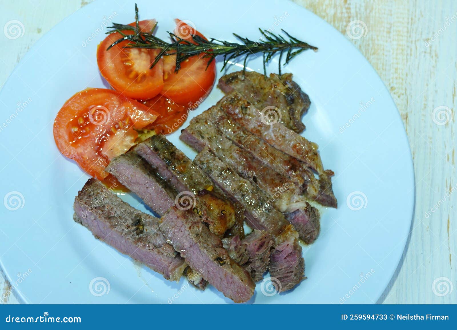 Filete De Solomillo De Wagyu Picado Servido En La Mesa Imagen de ...