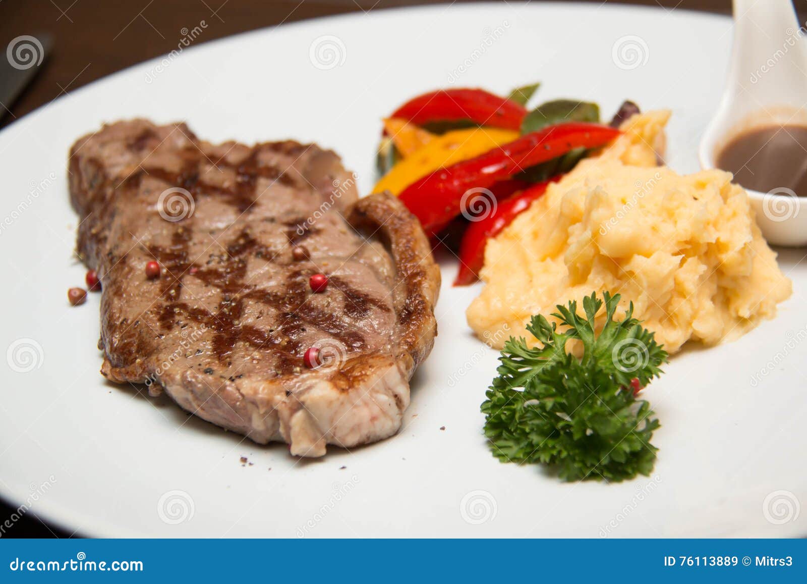 Filete De Solomillo Y Verduras De La Parrilla Imagen de archivo ...