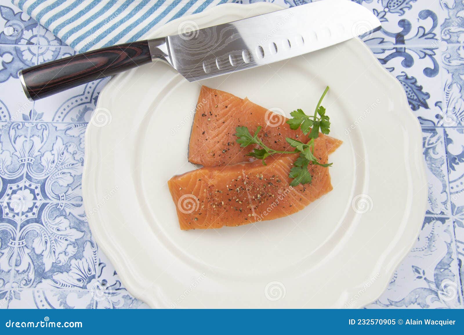 Filete De Trucha Cruda En Un Plato Imagen de archivo - Imagen de ...