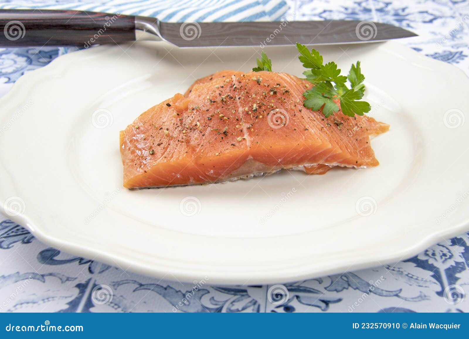 Filete De Trucha Cruda En Un Plato Foto de archivo - Imagen de ...