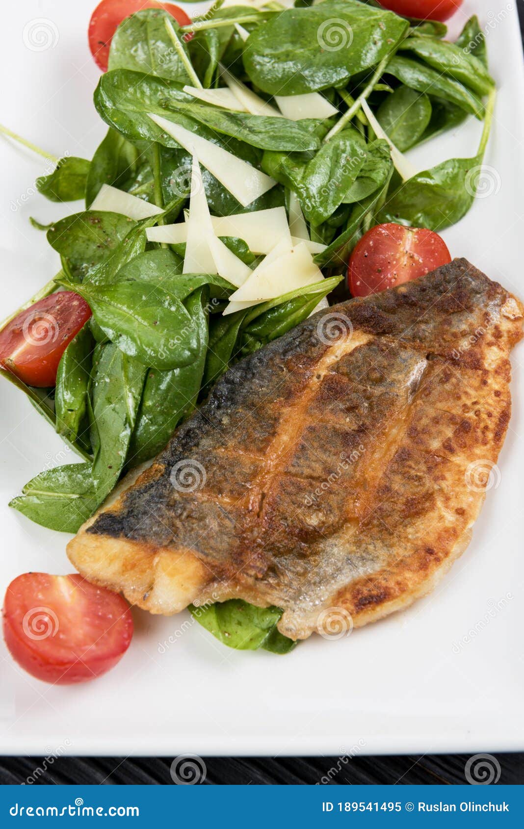 Filete dorado grelhado imagem de stock. Imagem de gourmet - 189541495
