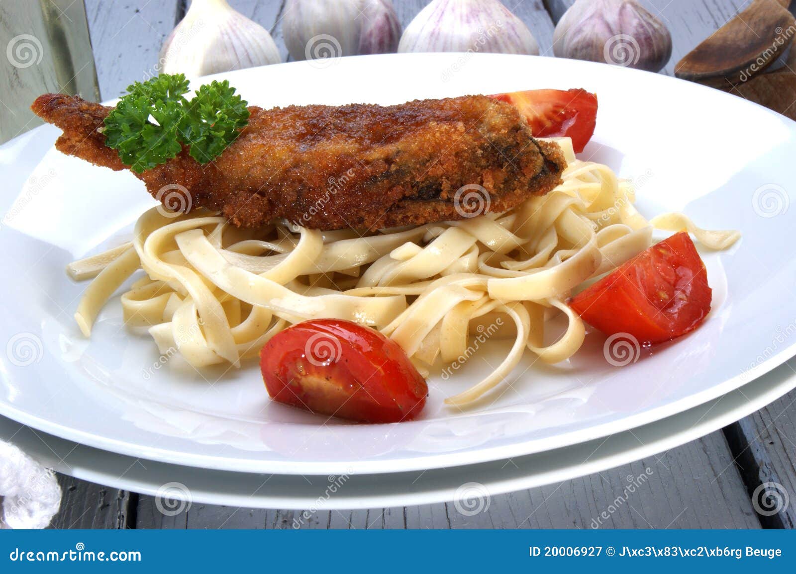 Filete Empanado De La Carpa Con El Tomate Imagen de archivo - Imagen de ...