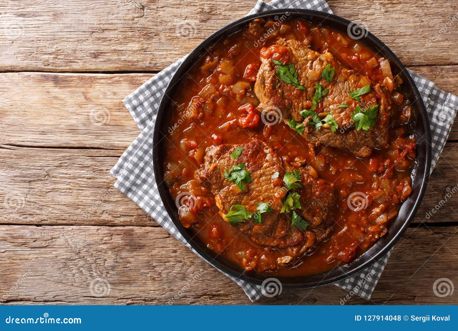 Filete Suizo Sofocado De La Comida En Una Salsa De Tomate Picante Con ...