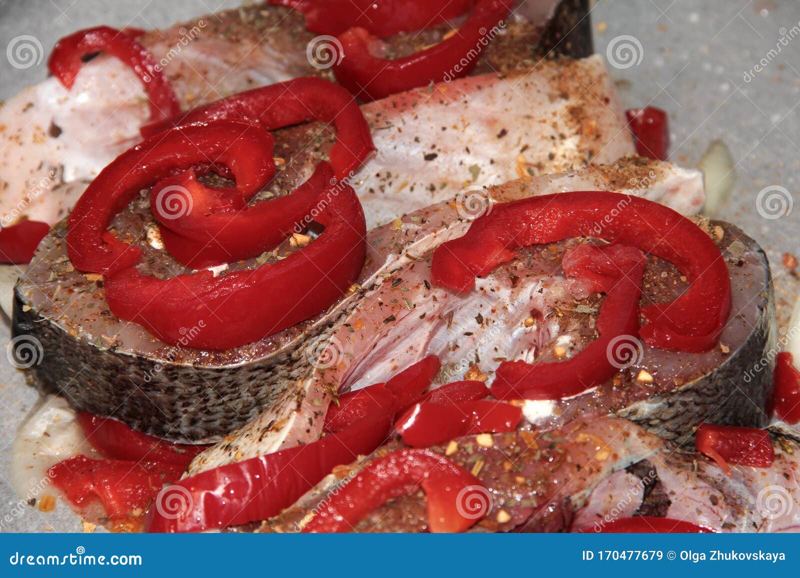 Filetes De Carpa Prateada Com Especiarias E Pimenta Vermelha Imagem de ...