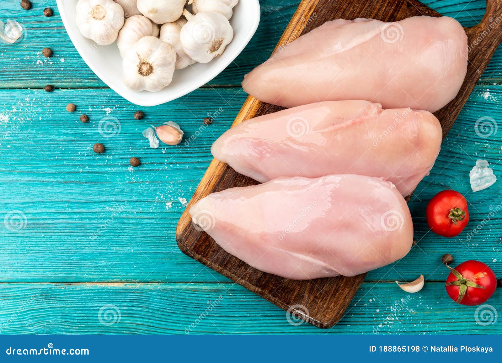 Filetes De Frango Crua Sobre Fundo De Madeira Azul Foto de Stock ...