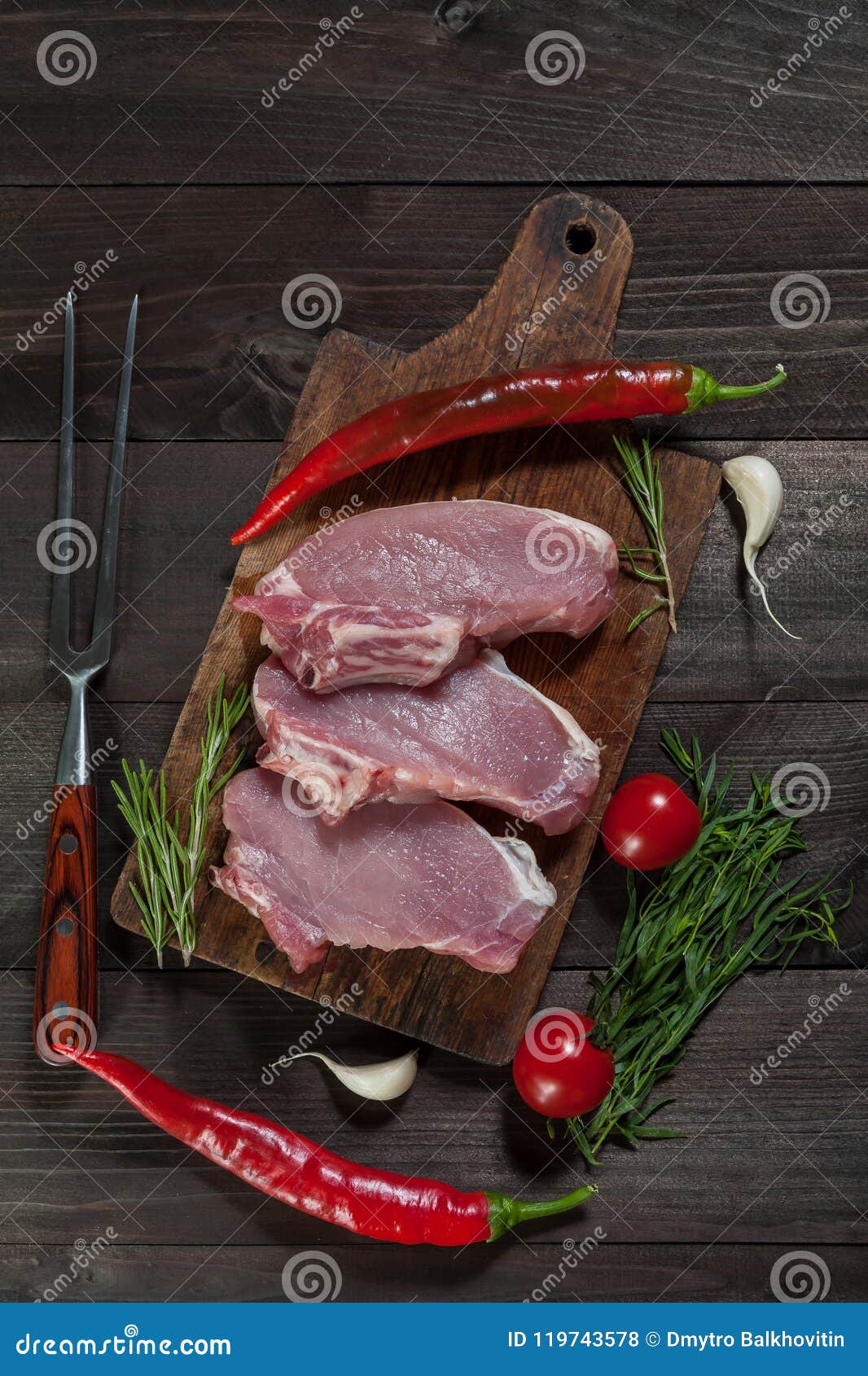 Filetes Del Cerdo En Tabla De Cortar Foto de archivo - Imagen de foco ...