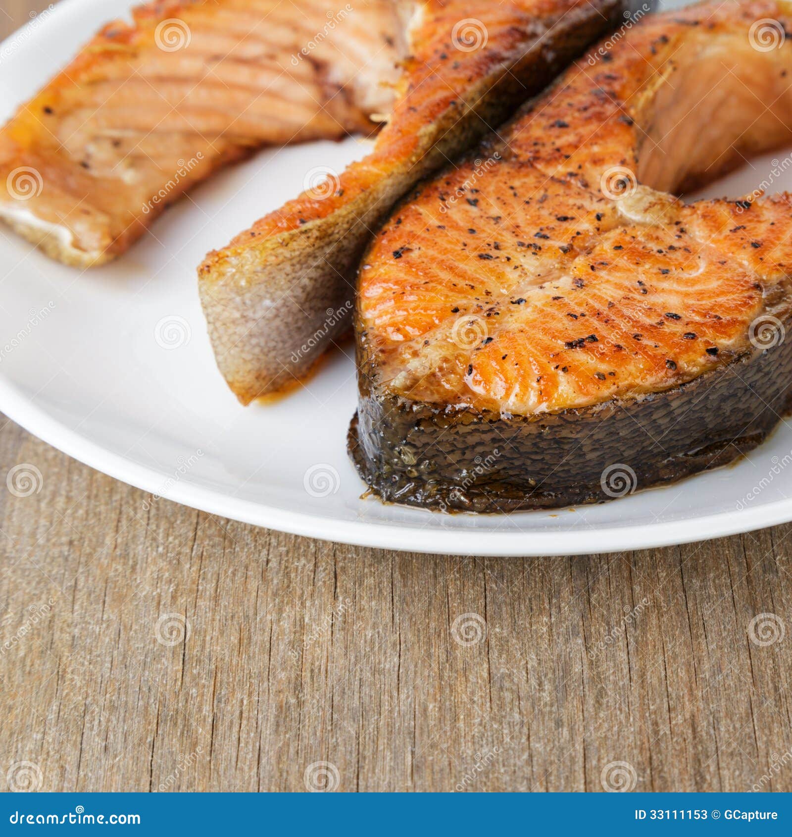 Filetes Fritos De La Trucha En La Placa Imagen de archivo - Imagen de ...