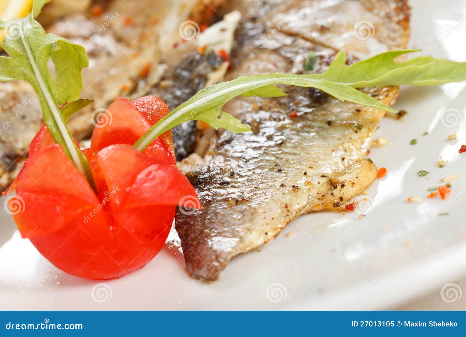 Filetto di pesce cotto immagine stock. Immagine di lattuga - 27013105