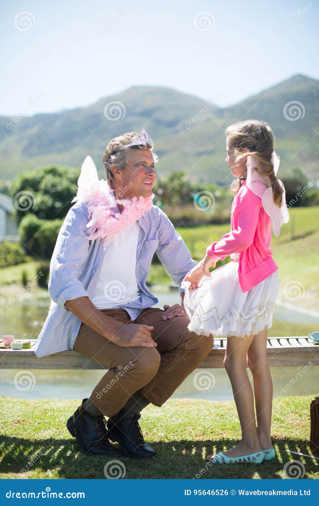 Filha E Pai No Traje Feericamente Que Interage Um Com O Otro Foto de ...