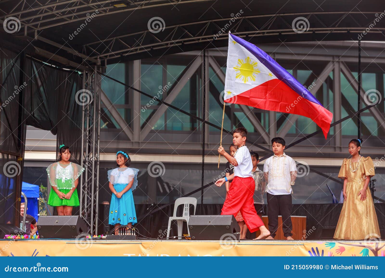 Filipino - Kinderen En De Vlag Van De Filipijnen Op Het Multiculturele ... Filipino - Kinderen En De Vlag Van De Filipijnen Op Het Multiculturele ...