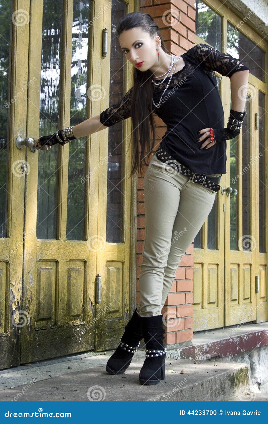 Fille énervée photo stock. Image du roulement, verticale - 44233700