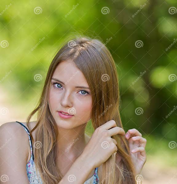 Fille image stock. Image du beauté, fille, nature, stationnement - 37955281