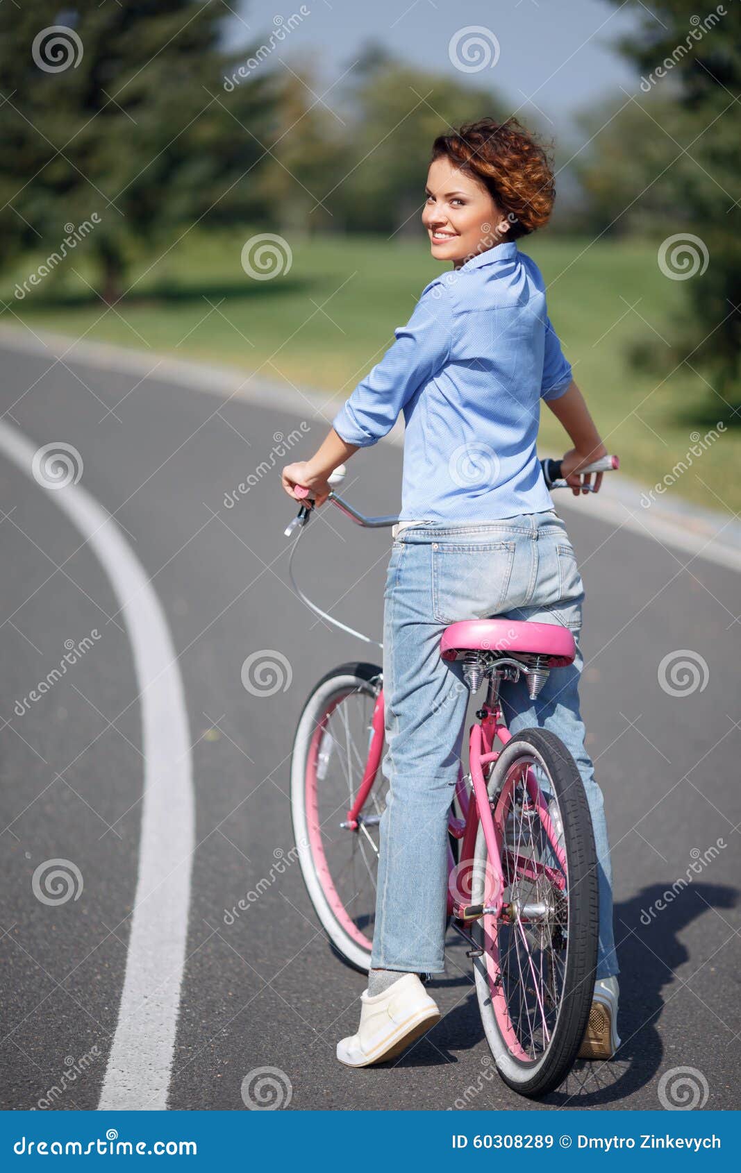 Fille Active Montant Une Bicyclette Image stock - Image du reste ...