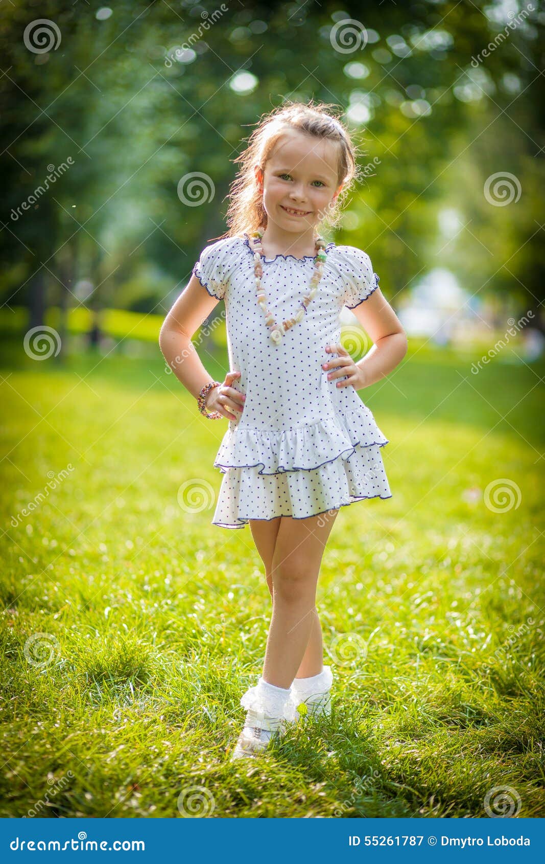 Fille 6 ans pour la nature image stock. Image du fleurs - 55261787