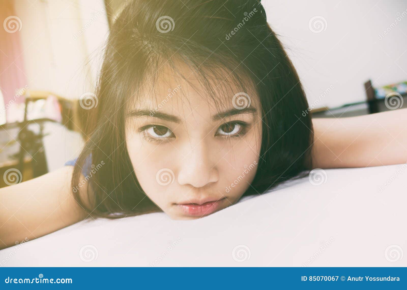 Fille Asiatique Sexy Mignonne Prenant Le Selfie Sur Le Lit Image Stock