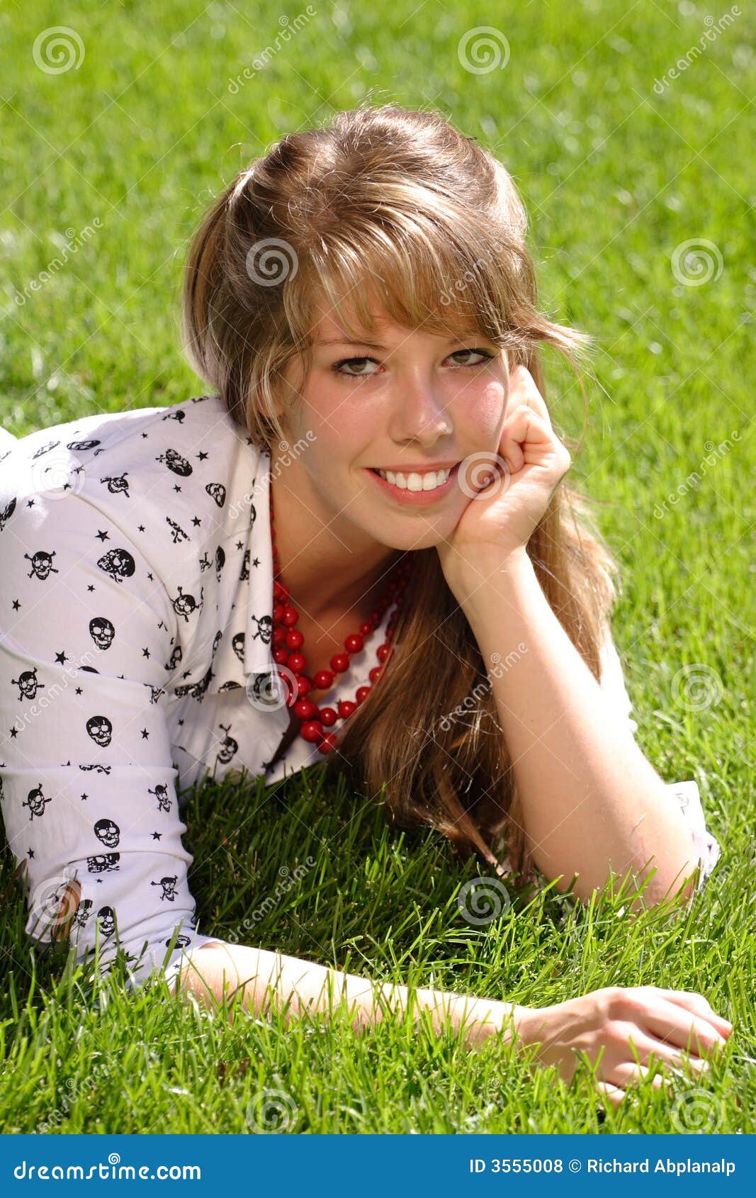Fille Assez De Ladolescence Sur Lherbe Photo Stock Image Du Féminin